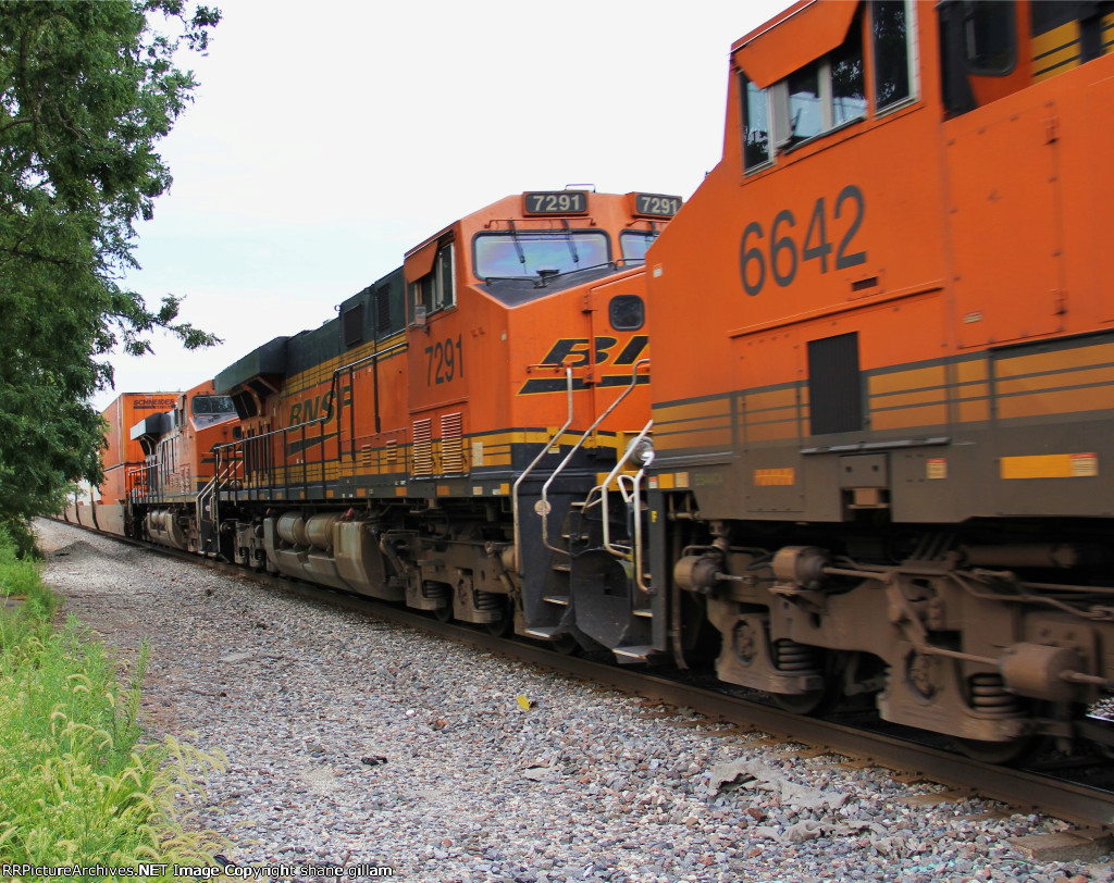 BNSF 6642 is apart of this eb hotshot z train.